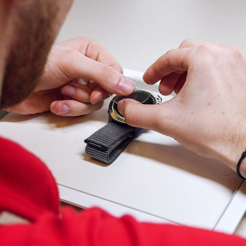 Application of a screen protector | Hodinky-365.com